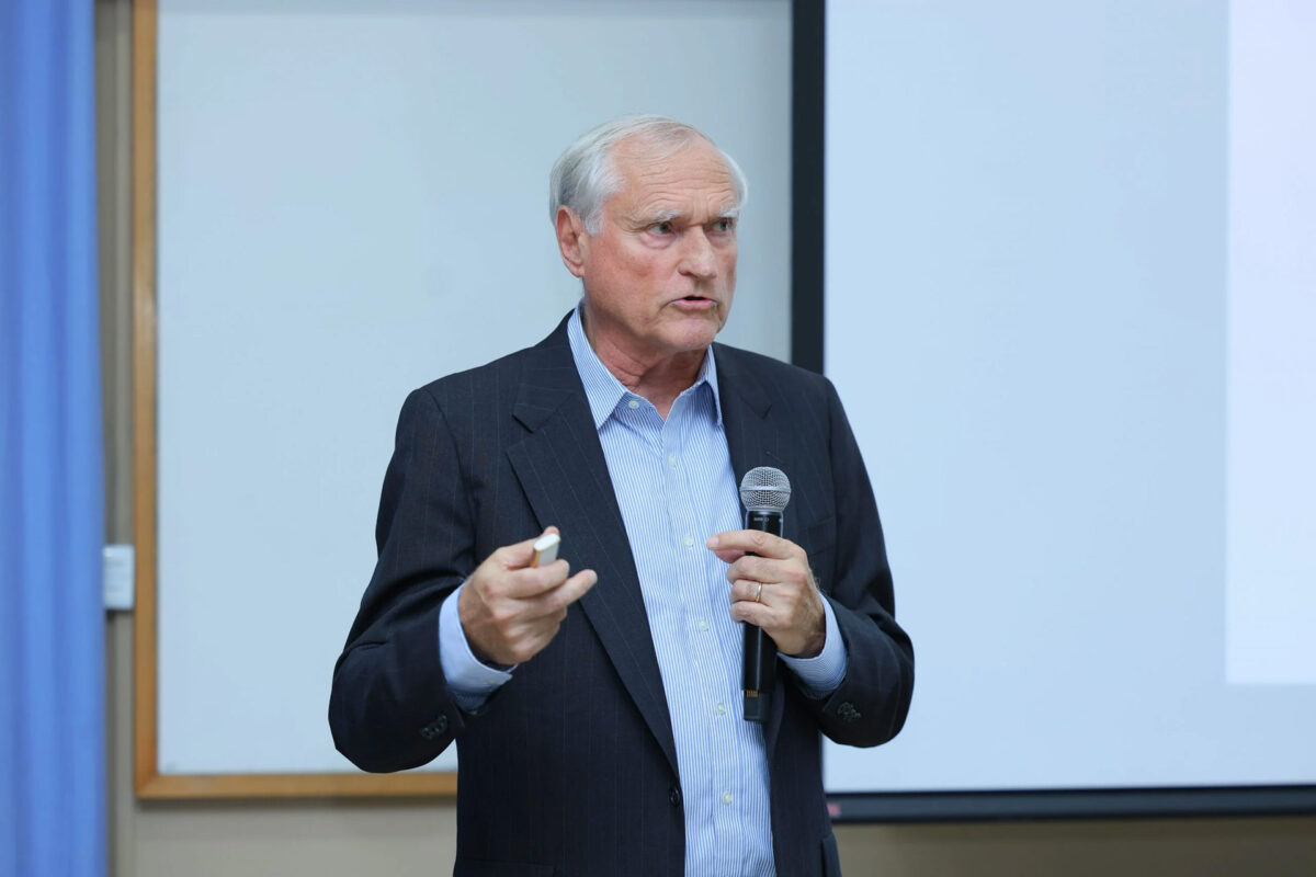 World-leading mathematician Richard Schoen gives talk on singularities ...